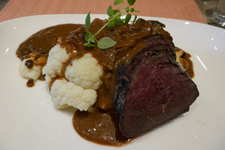 Hvalbiff med potetmos og sopp- og løksaus - AperitivoMat.no