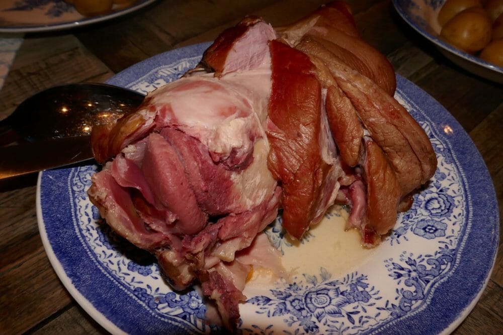 Røkt og kokt svineknoke med kålrabistappe og nydelig saus - AperitivoMat.no