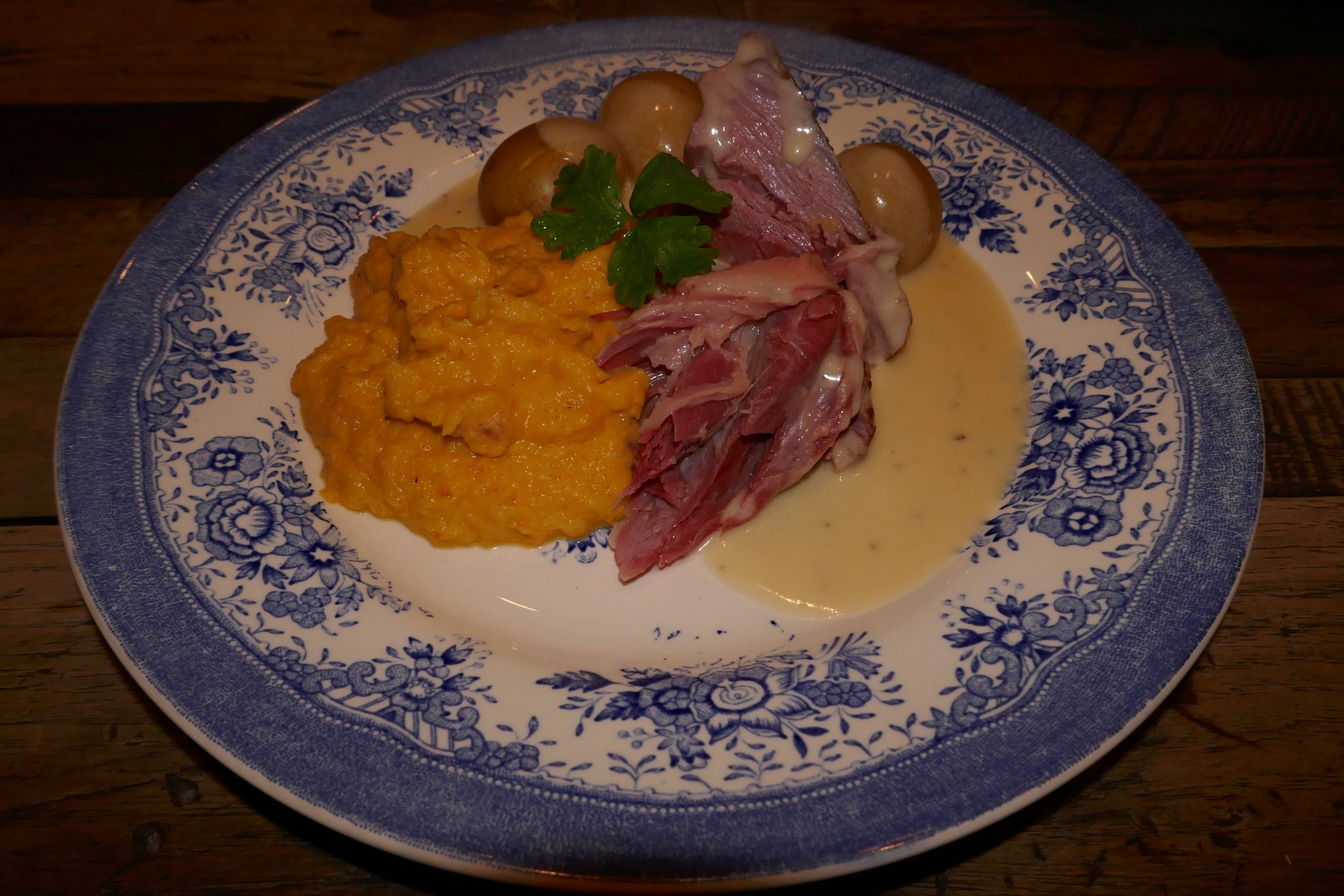 Røkt og kokt svineknoke med kålrabistappe og nydelig saus - AperitivoMat.no